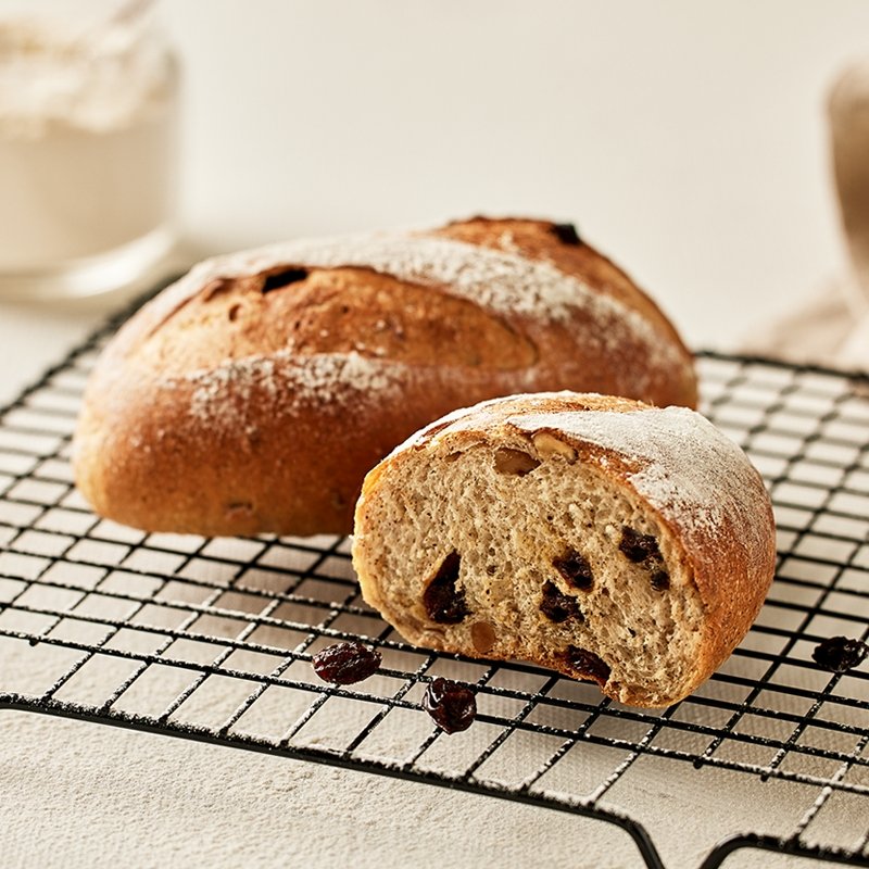 英式伯爵葡萄濃郁的伯爵茶香卻沒奪走歐式麵包獨特的麥香，再搭配甘甜的果乾，每一口都是多重享受。 – 向陽房 SHINEHOUSE